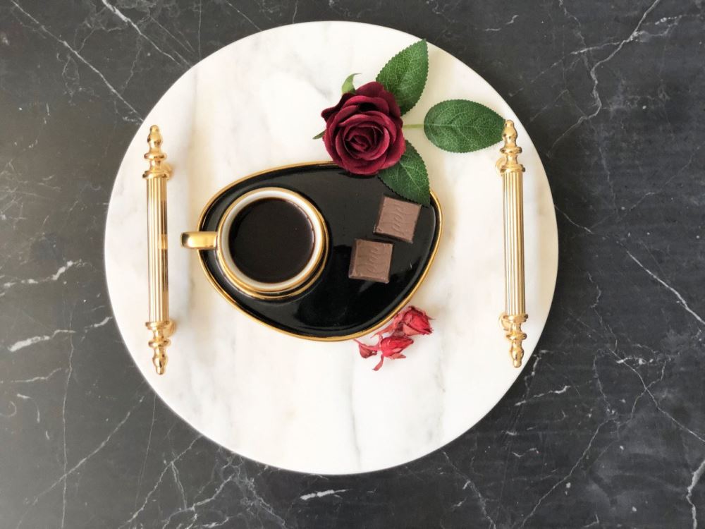 Modest Concept Calacatta Mermer Yuvarlak Tepsi Gold Kulp.