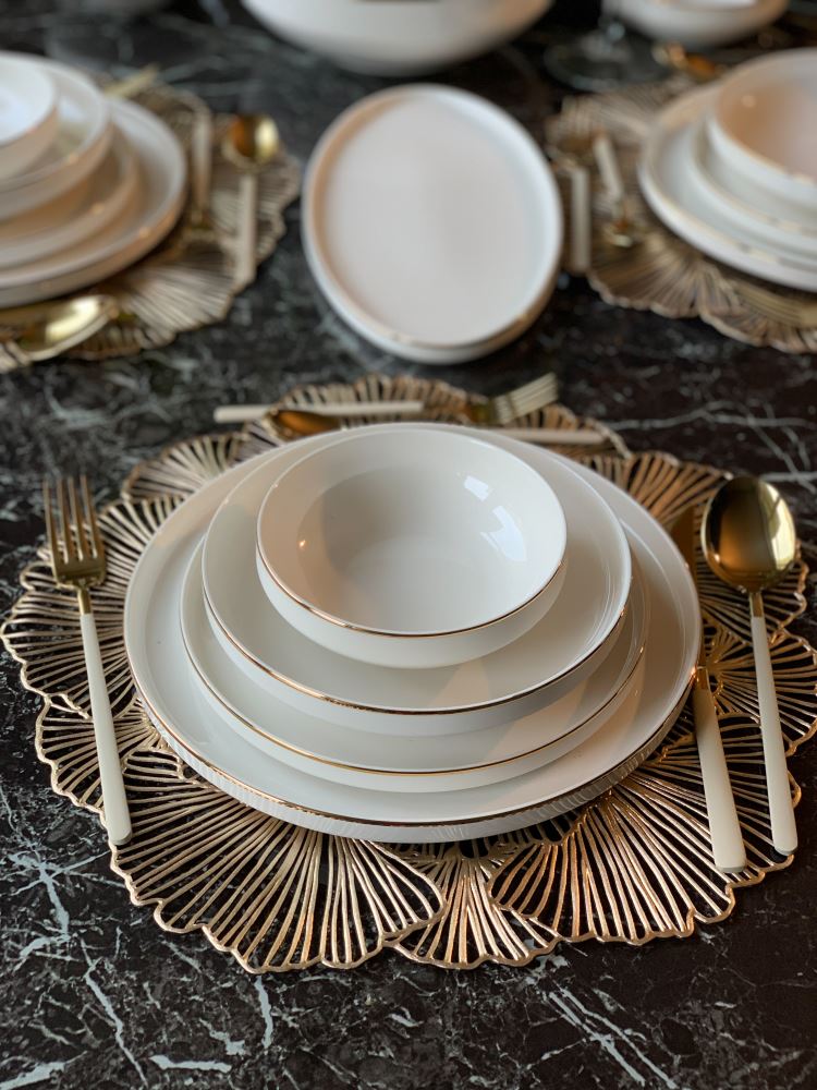 DecorArya 24 Pieces Modern Dinner Set.