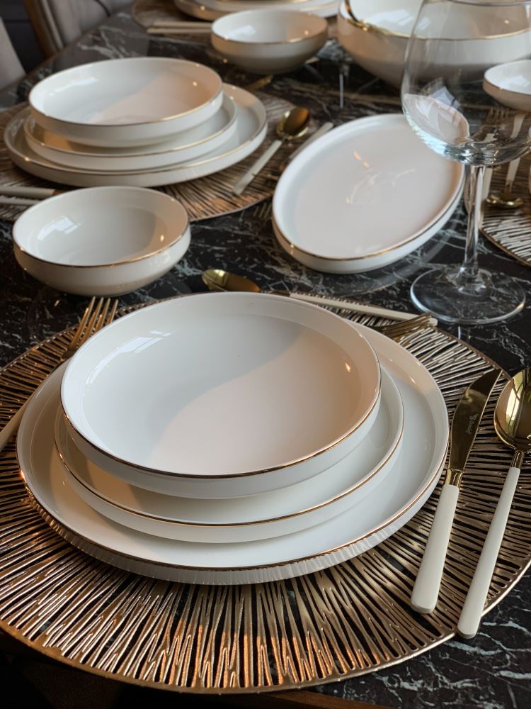 DecorArya 24 Pieces Modern Dinner Set.
